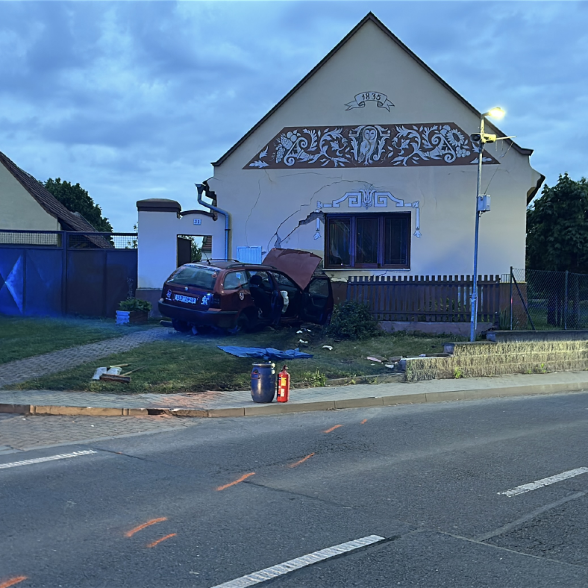 2,5 promile a s autem narazil do domu, který pravděpodobně zničil | Aktu.news